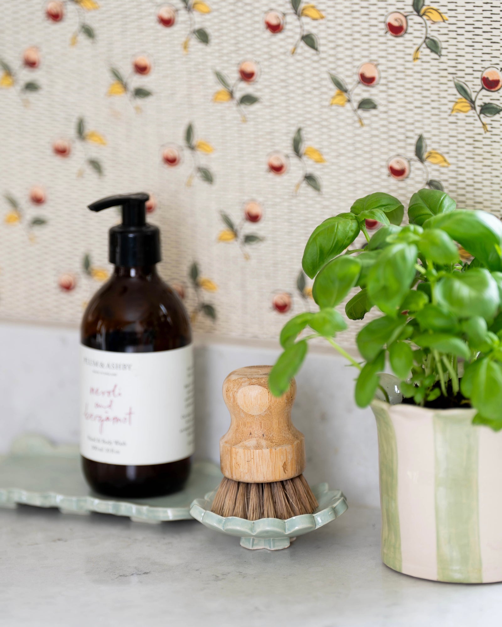 Sage Green Daisy Scalloped Brush Holder